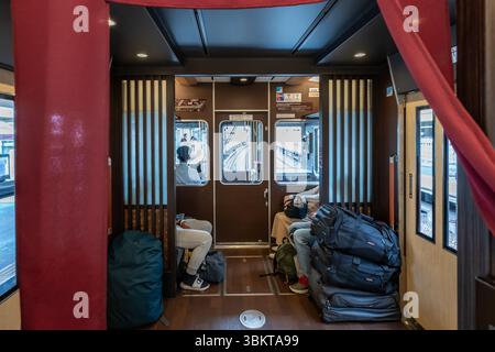 Der Kyo Train Garaku Train, ein spezieller Designer-Sightseeing-Zug der ...