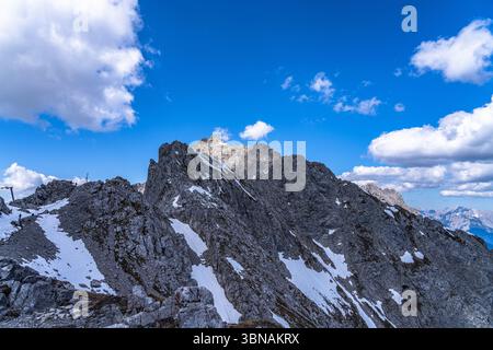 Blick aus der Nähe auf die Hafelekarspitze von der Seilbahnstation ...