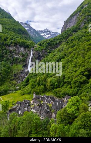 Luftaufnahme der Wasserfall von Foroglio, Cevio, Val Bavona, Maggiatal ...