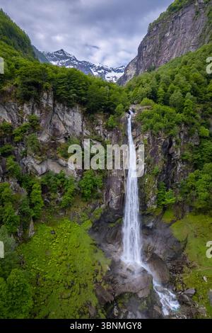 Luftaufnahme der Wasserfall von Foroglio, Cevio, Val Bavona, Maggiatal ...