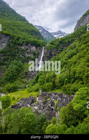 Luftaufnahme der Wasserfall von Foroglio, Cevio, Val Bavona, Maggiatal ...