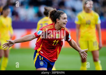 Die Spanierin Alexia Putellas feiert mit Esther Gonzalez beim ...
