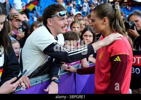 Jule Brand (rechts) feiert mit Teamkollegin Carlotta Wamser beim ...
