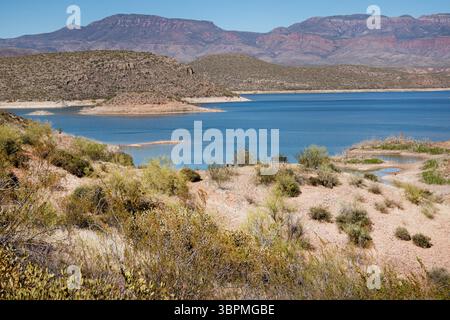 Blick vom Highway 188 über Theodore Roosevelt Lake, USA, Arizona, Cave ...