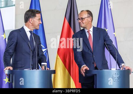 Pressekonferenz mit Bundeskanzler Friedrich Merz und Generalsekretärs ...