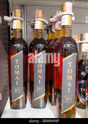 Babruisk, Weißrussland - 16. Juni 2025: Drei elegante Flaschen ...