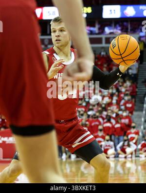09. November 2021: Wisconsin Dachse forcieren Steven Crowl (22) mit ...