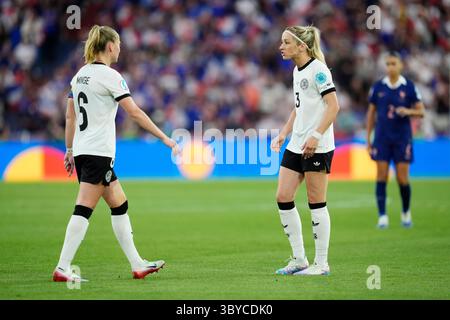 Die Deutsche Kathrin Hendrich wird vom Schiedsrichter Tess Olofsson ...
