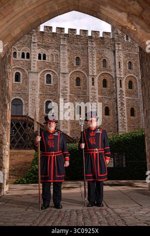 Der neue Chief Yeoman Warder Paul Langley (rechts) und der Yeoman ...