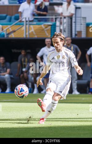 Luka Modric von Real Madrid feiert mit der Trophäe nach dem Gewinn des ...
