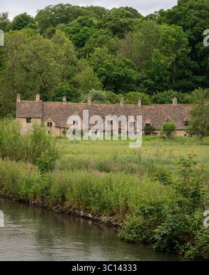 Blick über River Coln und Rack Isle Wasserwiese zu den malerischen ...