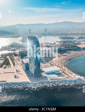 Blick aus der Vogelperspektive auf das W Hotel und den Strand Sant ...