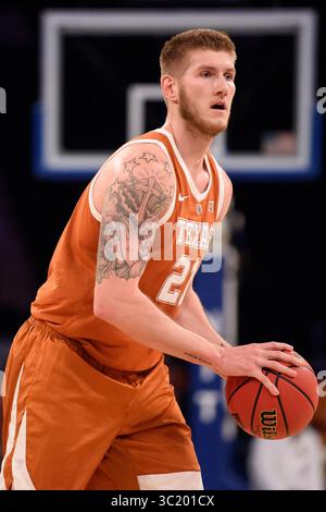 02. April 2019: Texas Longhorns Stürmer Dylan Osetkowski (21) kachert ...