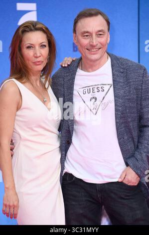 Monika Gossmann und Werner Daehn bei der Deutschlandpremiere von DIE NACKTE KANONE in Berlin am ...