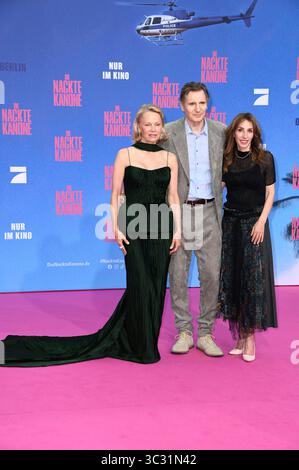 Pamela Anderson, Liam Neeson und Pamela Anderson und Liam Neeson bei ...