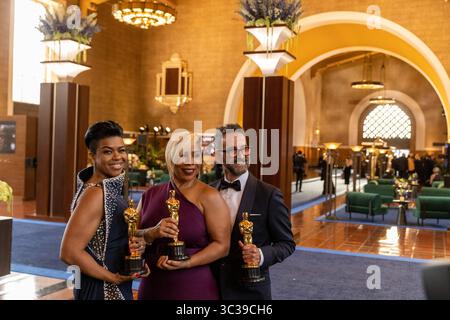 Mia Neal, Jamika Wilson und Sergio Lopez-Rivera posieren backstage mit ...