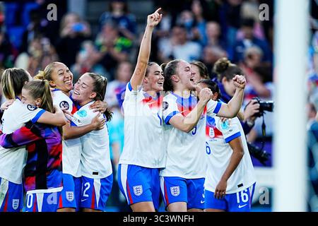 Die Englands Grace Clinton (Mitte) Niamh Charles (rechts), Lauren James ...