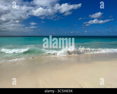 Ein unberührter tropischer Strand von Aruba mit pudrigem weißem Sand ...