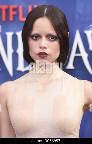 Jenna Ortega bei der Premiere der Staffel 2, Part 1 der Netflix Serie ...