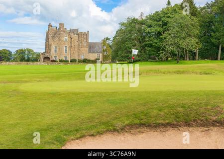 Blick auf Rowallan Castle, über dem 19. Putting Green auf Rowallan ...