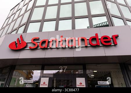 Berlin, Deutschland. August 2025. Ansicht der Santander Bank ...