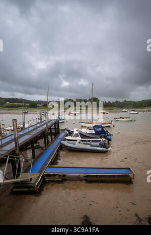 Blick über den Fluss Deben bei Ebbe nach Waldringfield, Suffolk ...