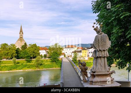 Blick von der Treppe des Calvary Maria Bühel mit der Statue des ...