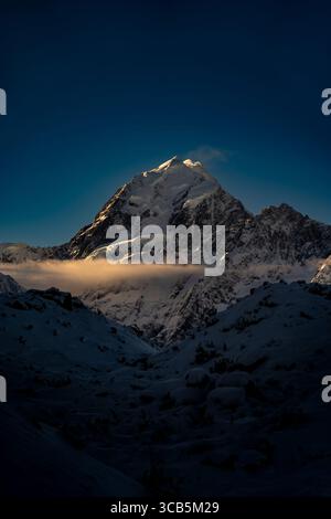 Blick auf Mount Cook und das robuste Gelände des Aoraki Mount Cook ...