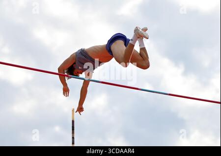 Nicht exklusiv: Ein Athlet passiert die Bar mit Hilfe einer Stange bei ...