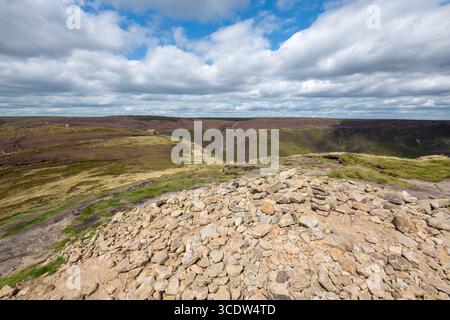 Blick von Grindlow Knoll über Grindsbrook am Rande von Kinder Scout ...