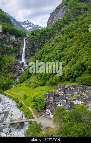 Blick aus der Vogelperspektive auf den Foroglio-Wasserfall und die ...