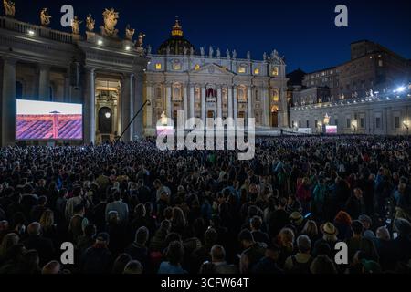 Schwarzer Rauch aus der ersten Wahl des Papstkonkalves zur Wahl des ...