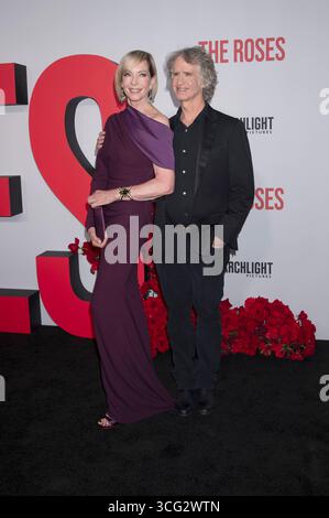Allison Janney und Jay Roach bei der Premiere des Kinofilms The Roses ...