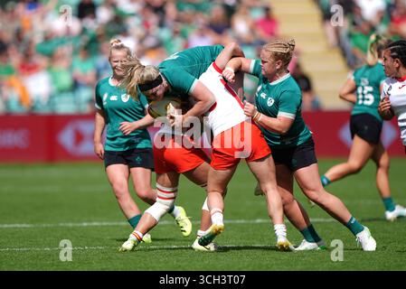 Sam Monaghan wird von der Spanierin Ana Peralta (links) und Claudia ...