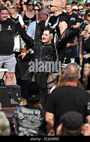 ZDF-Fernsehgarten 2025. Battle Beast: Noora Louhimo, Eero Sipilä, Pyry ...