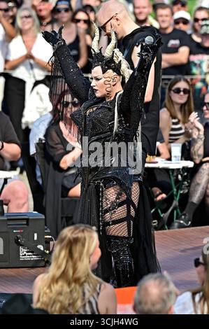 ZDF-Fernsehgarten 2025. Battle Beast: Noora Louhimo, Eero Sipilä, Pyry ...