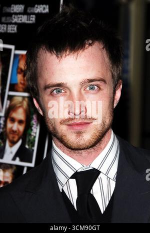 Aaron Paul bei der Premiere von "Stanting Still" in den Arclight ...