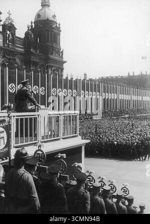 Reichskanzler Adolf Hitler hält am 25. März 1936 in Ludwigshafen eine ...