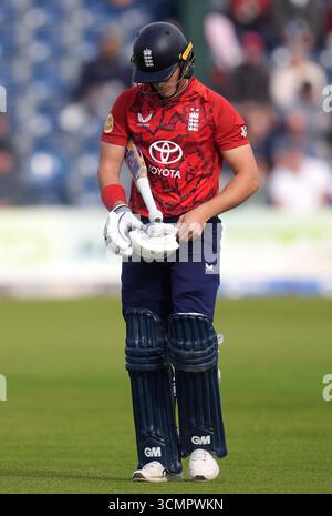 Der Englands Jacob Bethell verlässt die Umkleidekabinen am vierten Tag ...