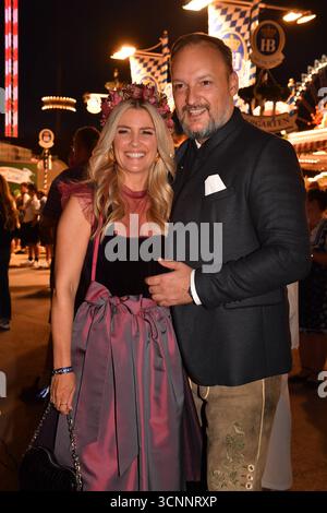 Jennifer Knebel mit Ehemann / Wiesn 2025 / 2. Wiesntag / Almauftrieb ...