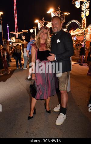 Jennifer Knebel mit Ehemann / Wiesn 2025 / 2. Wiesntag / Almauftrieb ...