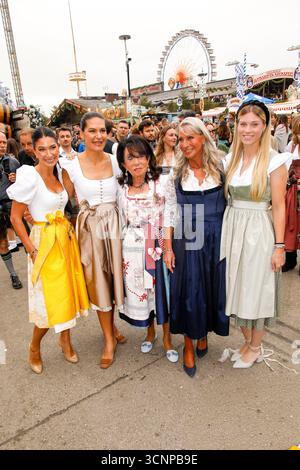 Noni Sixt, Regine Sixt und Andrea Sixt bei der Regines Damenwiesn im ...