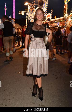 Lara Runarsson / Wiesn 2025 / 2. Wiesntag / Almauftrieb / Käfer ...
