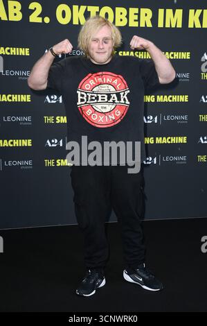 Frederic Vosgröne bei der Premiere des Kinofilms The Smashing Machine ...