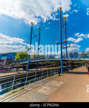 Blick auf eine Fußgängerbrücke in Salford Kais in Manchester, England ...