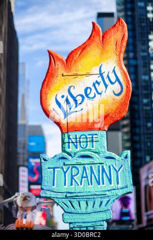 Demonstranten, die am Protestmarsch „No Kings“ teilnehmen, Manhattan ...