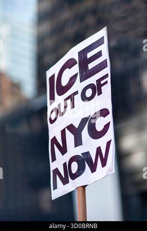 Demonstranten, die am Protestmarsch „No Kings“ teilnehmen, Manhattan ...