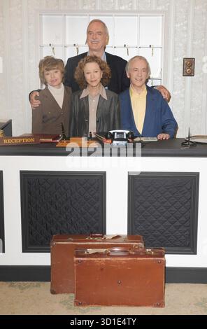 Dateifoto vom 05/09 von Prunella Scales, John Cleese, Connie Booth und ...