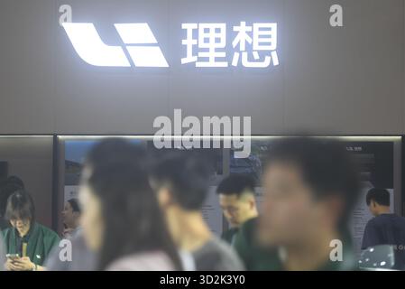 HANGZHOU, CHINA - 1. NOVEMBER 2025 - Bürger sehen die neuen ...