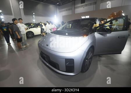 HANGZHOU, CHINA - 1. NOVEMBER 2025 - Bürger sehen die neuen ...